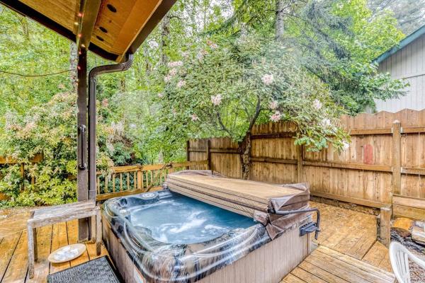 Expansive Wooded Home With A Brook Firepit Private Hot Tub And Shared Pool - Oregon