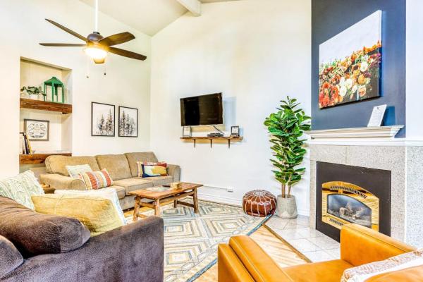 Dog-friendly Condo Steps From The Village With Balcony Wifi & Gas Fireplace - Sunriver, OR