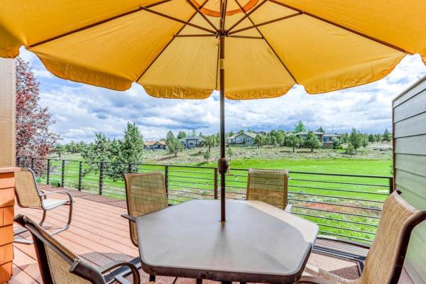 Golf Course View Family Retreat With Wifi Shared Pool & Hot Tub Deck & More - Redmond, OR