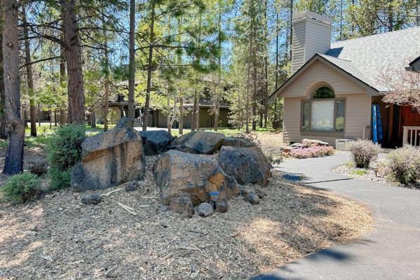 Soothing Home With Hot Tub Pool Tennis Court Gas Grill Deck & Full Kitchen - Sunriver, OR