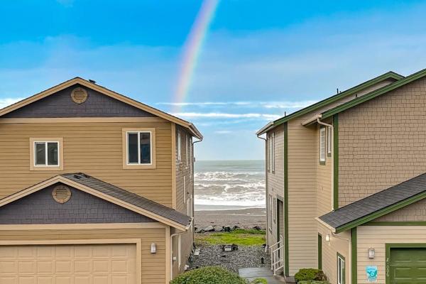 Beachy Dog-friendly Home With Ocean Views Easy Beach Access & Private Hot Tub - Gold Beach, OR
