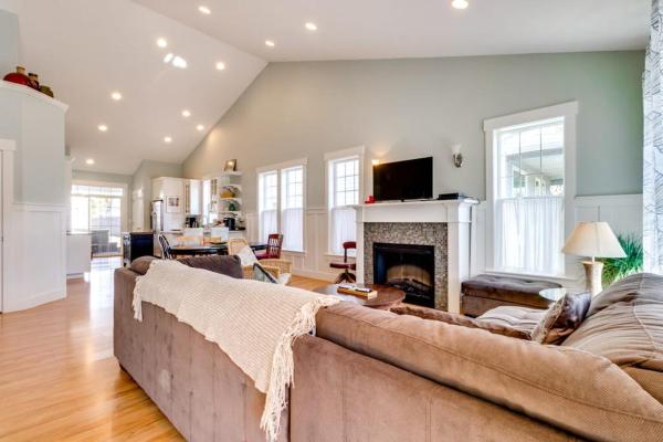 Lovely Modern Home With Private Hot Tub And Wifi Near The Bay - Dog-friendly - Manzanita, OR