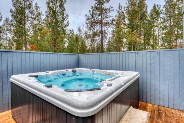 Sweet Sunriver Home With Private Hot Tub Outdoor Space & Eight Sharc Passes - Sunriver, OR