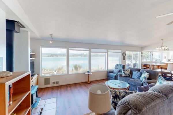 Dog-friendly Bayfront Home With Private Hot Tub Water & Bridge Views Free Wifi - Yachats, OR