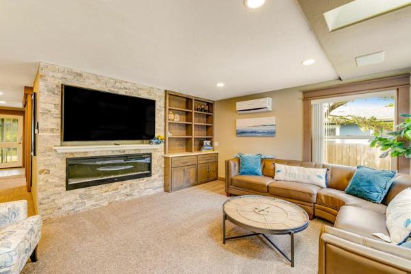 Luxurious Home With 3 Suites 3 Fireplaces Game Room & Hot Tub - Walk To Beach - Yachats, OR