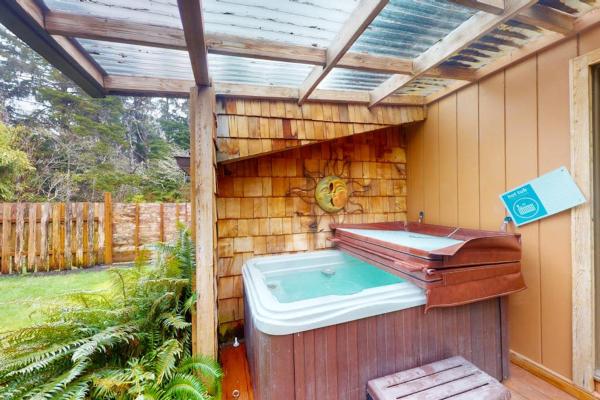 Dog-friendly Mid-century Home Withhot Tub Close To Beach - Yachats, OR