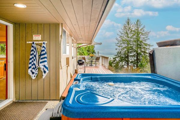 Inviting Home With Spectacular View Hot Tub Balcony Fireplace & W&d - Manzanita, OR