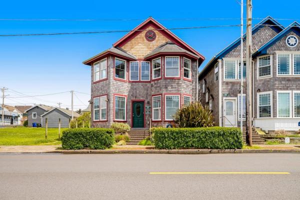 Ocean-view Beach House With Enclosed Yard New Hot Tub - 1 Block To Beach - Newport, OR