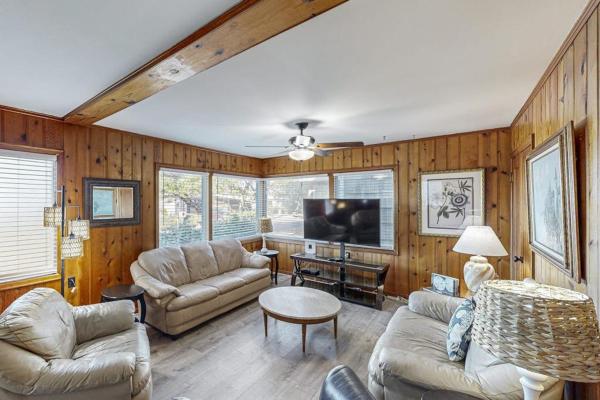 Spacious Family Friendly Home One Block To The Beach With Wifi And Game Room - Seaside, OR