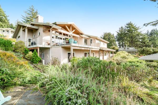 Dog-friendly Ocean-view Home Near The Beach With Large Deck Grill & Ping-pong - Manzanita, OR