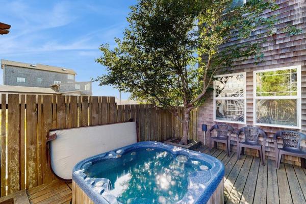 Gorgeous Beach House With Hot Tub Enclosed Yard & Fireplace - 1 Block To Beach - Newport, OR