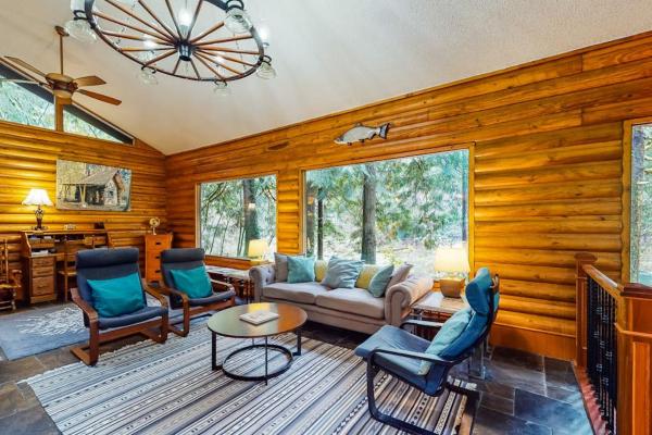 Spacious Riverfront Lodge With Beach Access Private Hot Tub & Forest Views - Ainsworth State Park, Cascade Locks