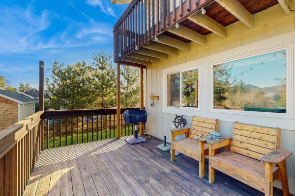 Dog-friendly Home Near The Beach With Large Deck Yard & Washer&dryer - Cannon Beach, OR