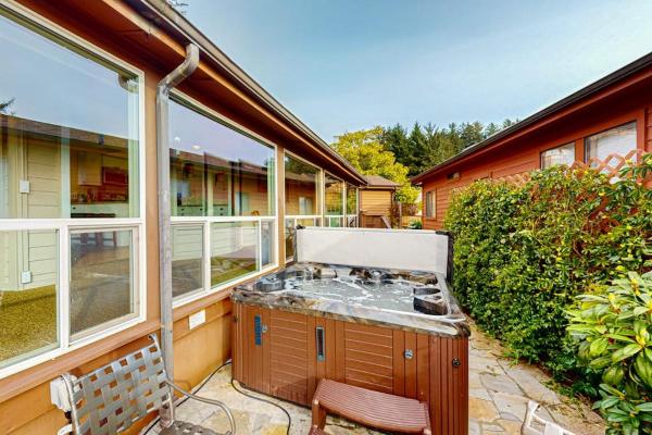 Oceanfront Home With Private Hot Tub Walls Of Glass & Spectacular View - Brookings, OR