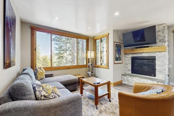 Remodeled Condo With Balcony Fireplace Wifi & Mountain View - Steps To Slopes - Lake Tahoe