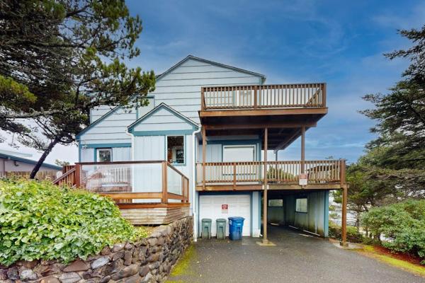 Comfy Duplex With Peekaboo Ocean Views Private Hot Tub & Easy Beach Access - Newport, OR