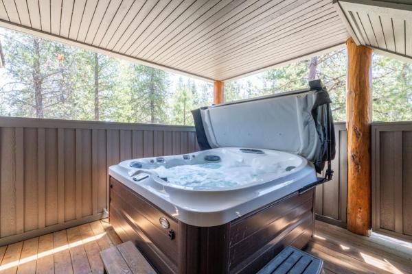 5 Bedroom Home With Private Hot Tub Shared Pool And Gourmet Kitchen - Sunriver, OR