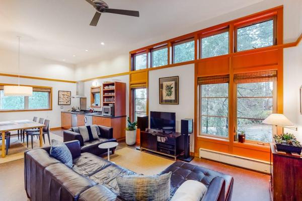 Tranquil Mid-century Artist's Retreat With Deck & Patio - Walk To The Beach & Town - Manzanita, OR