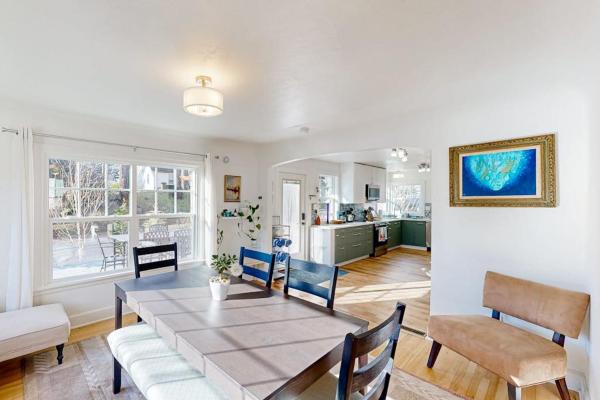 Renovated Home In Central Location With Hot Tub Theater Fast Wifi & Work Desks - Carson, WA