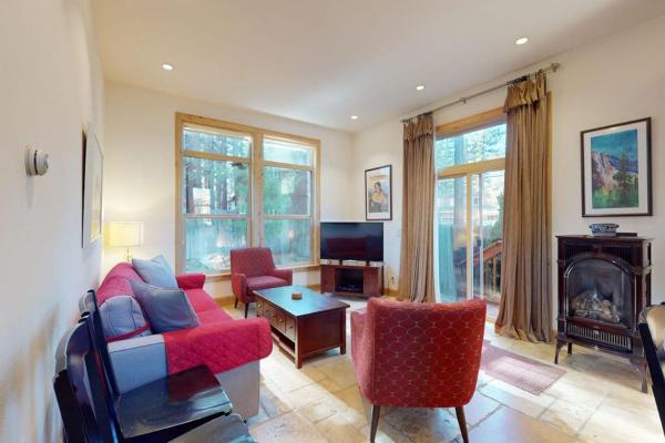 Custom South Lake Tahoe Cottage For 6 Close To Parks And Beaches - South Lake Tahoe, CA