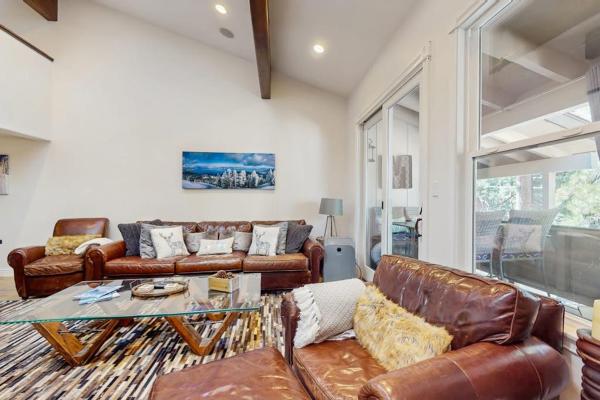 Stunning Mountain Retreat With Pool Balcony Views & Fireplace - Near Skiing - Carson City, NV