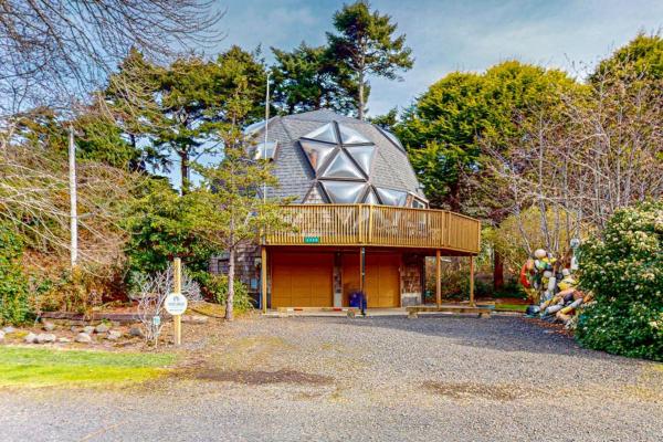 Unique Geodesic Dome Home With Wifi Deck & Lovely Views - 2 Dogs Ok - Depoe Bay, OR