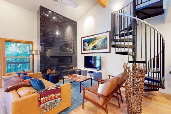 Contemporary Condo With Views Shared Pool&hot Tub Fireplace & Spiral Staircase - Tahoe City, CA