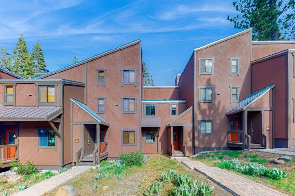 Aspen Grove Condo Near Kings Beach & Northstar Village With Balcony - Lake Tahoe