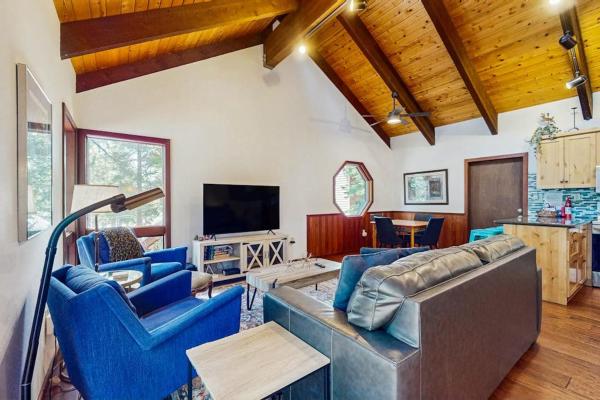 Forest-view Home With 3 Decks Fast Wifi Pool & Hot Tub Access - Truckee, CA