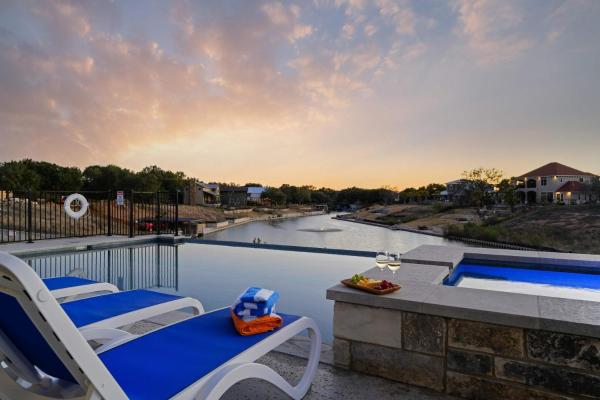 Lake Lbj Lux Retreat W Pool & Hot Tub Sleeps 27 - Texas