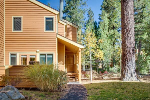 Stylish Townhome With Deck & Shared Hot Tub - Walk To Beaches Near Skiing - Carson City, NV