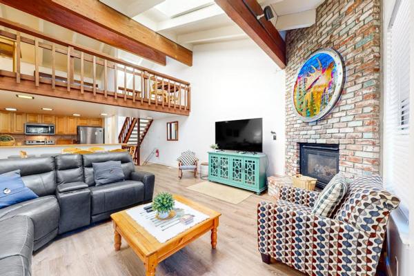 Two-level Condo With Shared Outdoor Pool Free Wifi Fireplace & Washer&dryer - Incline Village