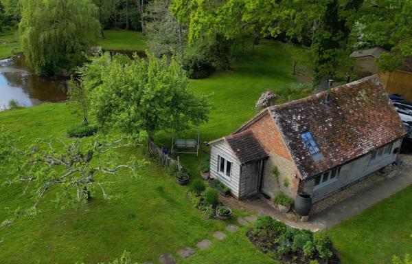 Secluded 17th Century Converted Barn - South Downs