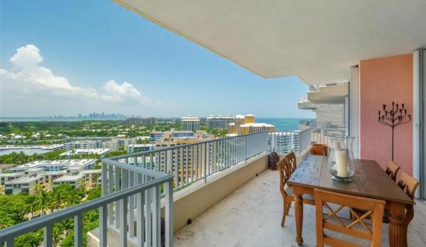 Bright Coastal Escape - Key Biscayne