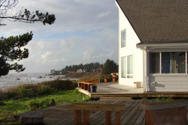 Oceanfront Cottage With Private Hot Tub & W&d- Central Locale Near Beach Access - Brookings, OR