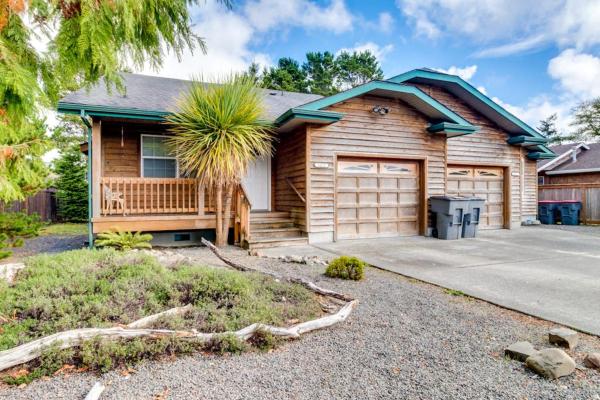 Dog-friendly Coastal Escape With Private Hot Tub Wifi & Deck - Blocks To Park - Cannon Beach, OR