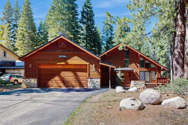 Wonderful Lodging With Private Hot Tub Shared Pool & Amenities & Large Deck - Truckee, CA
