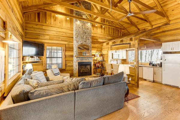 Deck, Sauna & Mtn View! Fort Payne Cabin - Alabama