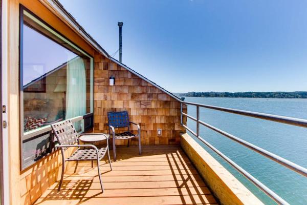 Waterfront Condo With Private Deck Bay Views Pool Hot Tub & Sauna - Newport, OR