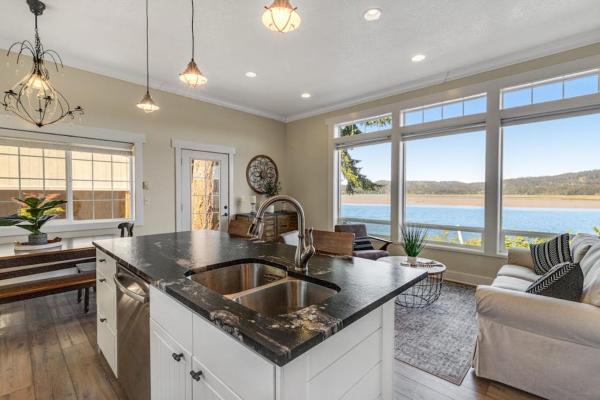 Waterfront Home With Amazing Views & Hot Tub - Public Water Access 1 Mile Away - Waldport, OR