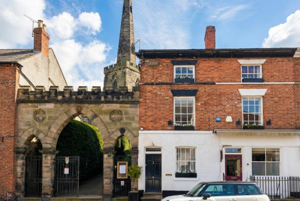 Quirky Village Centre Apartment Above A Cocktail Bar, Castle Donington - Loughborough