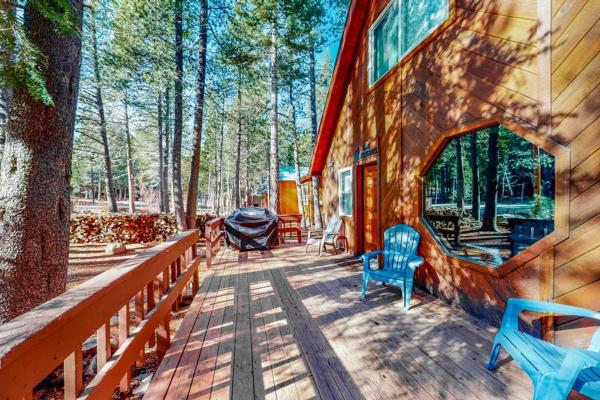 Cozy Mountain Retreat With Deck Shared Pool-hot Tub-sauna - Truckee, CA