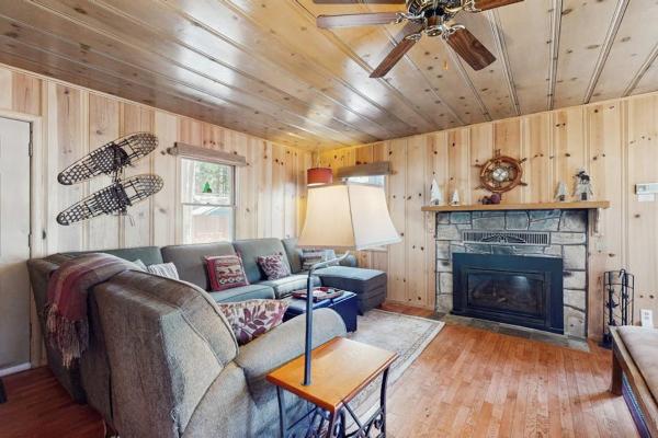 Cute Cabin With Private Hot Tub Less Than A Mile From Lake Tahoe - South Lake Tahoe, CA