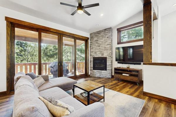 Cozy & Contemporary Townhome With Two Decks - Close To Town & Outdoor Fun - Truckee, CA