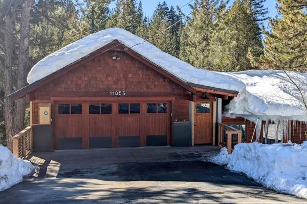 Spacious Home With Private Hot Tub & Game Room - Near Skiing Hiking Biking - Truckee, CA