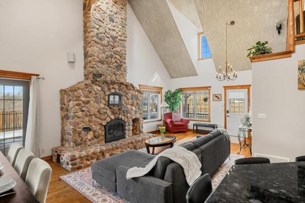 Fern And Pine 4br Retreat By Lake W Deck - Sylvan Lake, AB