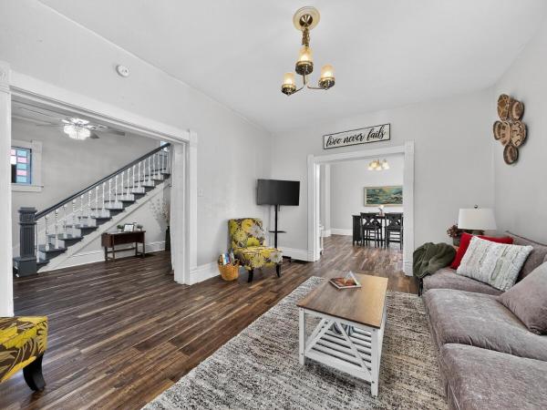 Full Home Retreat, Relax, Recharge - Farmington, MO