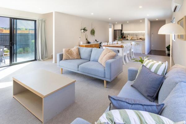 Riccarton Family Home - 3br, Backyard & Garage - Rolleston