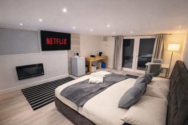 Modern Guest House With Private Entrance - Cheshire