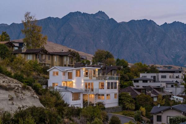 Queenstown Hill House - Full House, Studio & Apartment - Queenstown, New Zealand